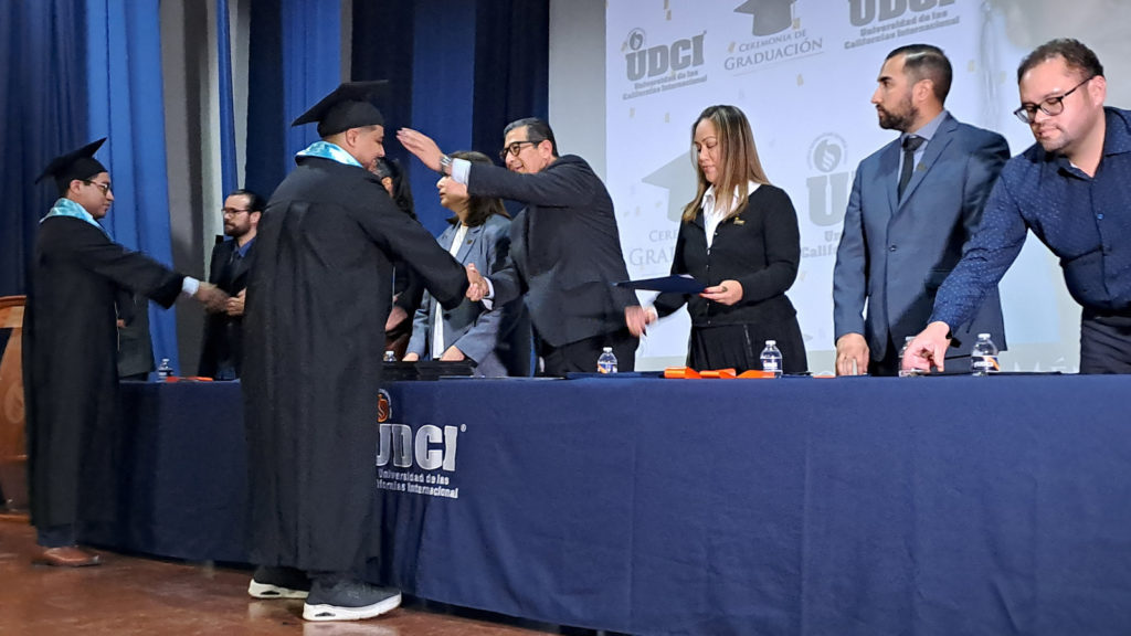 Egresan más de 120 estudiantes de UDCI – FABO NEWS
